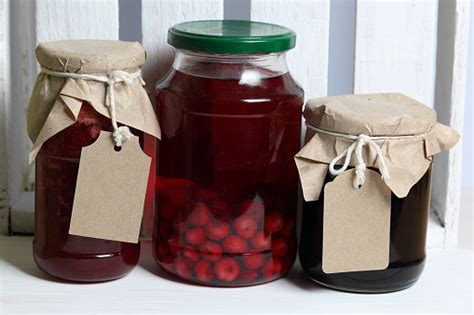 잼 항아리 종이로 덮여 꼬기로 묶여 끈에 공예 라벨을 걸어 그들 사이에 체리 콤포트의 은행 건강한 식생활에 대한 스톡 사진 및 기타 이미지 Istock