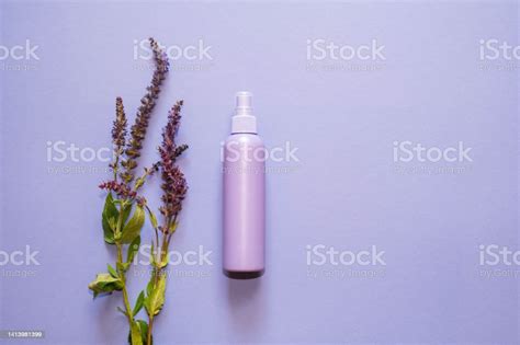 라일락 플라스틱 병 디스펜서 밝은 배경에 라벤더 꽃이 있습니다 공간을 복사합니다 편평한 누워 0명에 대한 스톡 사진 및 기타
