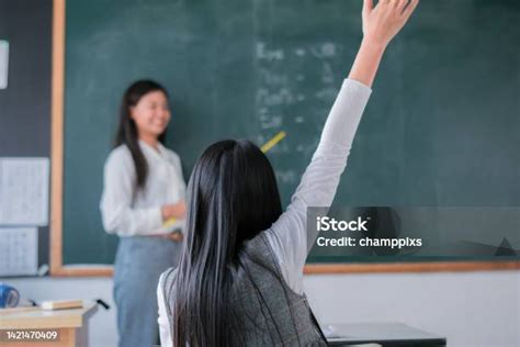 영어 교실에서 학생을 가르치는 웃는 아시아 교사 여성 칠판에 글을 쓰는 여성 교사 고등학교 및 학교 개념으로 돌아 가기 학생에
