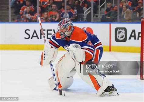 Stuart Skinner Of The Edmonton Oilers Set Up To Make A Save In The Photo Dactualité Getty