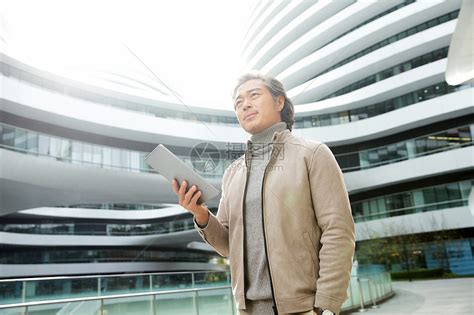 商务男士使用平板电脑高清图片下载 正版图片507663326 摄图网 商务男士使用平板电脑高清图片下载 正版图片507663326 摄图网