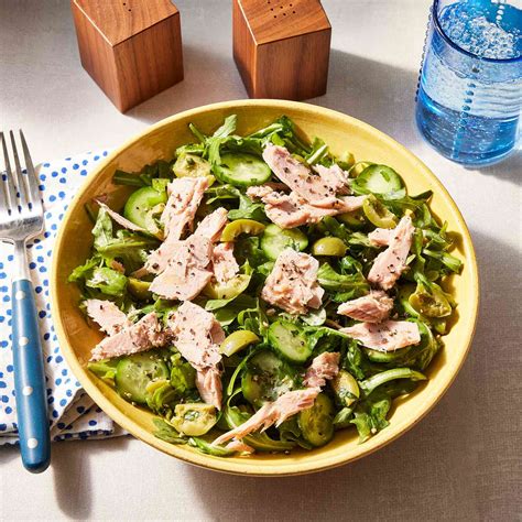 15 Minute Arugula And Cucumber Salad With Tuna