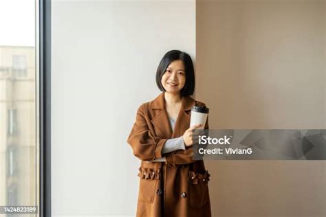 창문 옆에서 자신있게 카메라를 바라보는 아시아 사업가 겨울에 대한 스톡 사진 및 기타 이미지 겨울 낮 도시 Istock