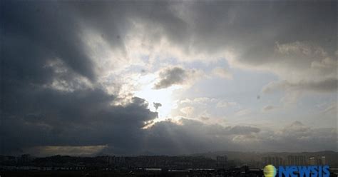 구름사이로 햇빛이