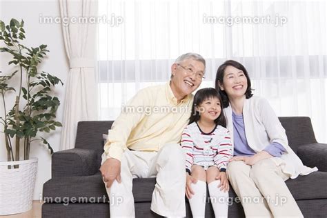 笑顔の祖父母と孫の写真素材 24296883 イメージマート
