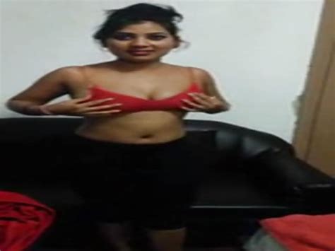 Bonita chica hindú juega con su coño peludo Canalporno