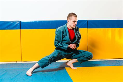 브라질리언 주짓수와 남자들을 위한 그래플링 훈련은 자기 방어 체육관에서 Combat Sport Event에 대한 스톡 사진 및
