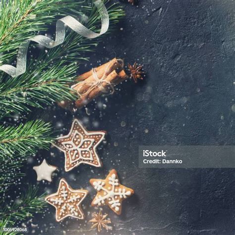 축제 장식 진저 브레드 컵 코코아와 전나무의 분 지의 크리스마스 배경 오븐에 굽기에 대한 스톡 사진 및 기타 이미지 오븐에 굽기 크리스마스 0명 Istock
