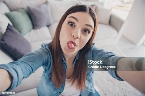 닫기 사진 의 재미 펑키 미친 소녀 이 비디오 통화 와 그녀의 가장 친한 친구 쇼 혀 셀카 즐길 여름 봄 휴가 착용 데님 청바지