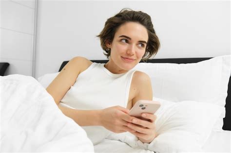 Bild Einer Schönen Brünetten Jungen Frau Die Im Bett Liegt Und Ein