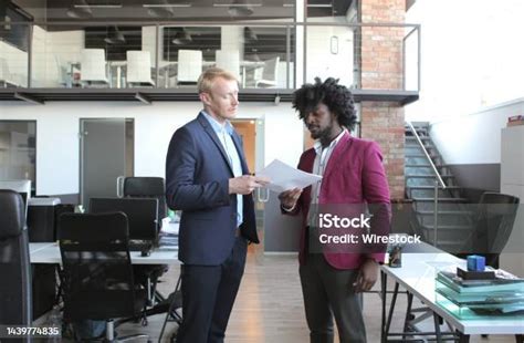 비즈니스 미팅 중 계약에 대해 논의하는 유럽 및 아프리카계 미국인 비즈니스 파트너 경영자에 대한 스톡 사진 및 기타 이미지 경영자 계약서 기업 비즈니스 Istock