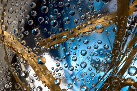 투명한 물 방울은 회색파란색 배경에 있으며 마른 잎이 있습니다 0명에 대한 스톡 사진 및 기타 이미지 0명 3차원 형태 갈색 Istock