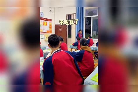 班主任穿校服藏教室里，默默地看着同学们进教室“表演”