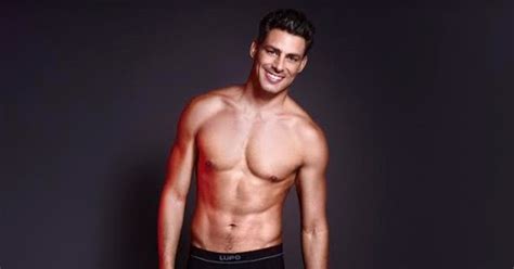 Cauã Reymond tira a roupa no Dia dos Namorados para marca de cueca Volume na Cueca