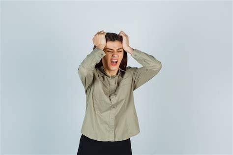 Mujer Joven En Camisa Falda Manteniendo Las Manos En La Cabeza