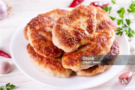 치킨 패티 또는 생선 커틀릿은 식탁의 빵 부스러기에 튀긴 가정 주방에 대한 스톡 사진 및 기타 이미지 가정 주방 가정의 방