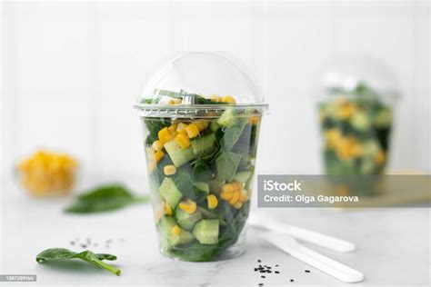 플라스틱 용기에 오이 시금치 옥수수를 곁들인 신선한 야채 샐러드를 가져갑니다 0명에 대한 스톡 사진 및 기타 이미지 0명 개체 그룹 건강한 생활방식 Istock