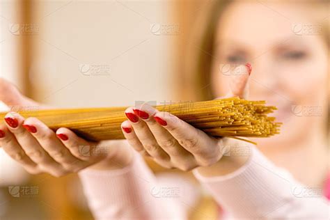 拿着长面条的女人