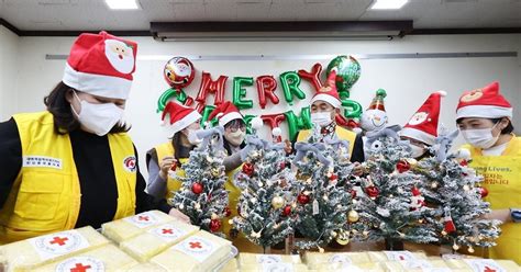 크리스마스트리와 빵 준비하는 봉사자들