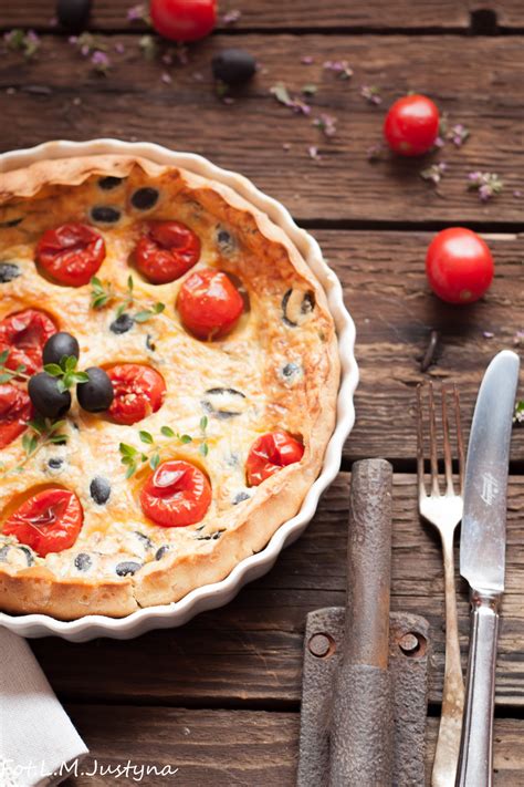 Clafoutis z pomidorkami czereśniowymi czarnymi oliwkami i chedarem