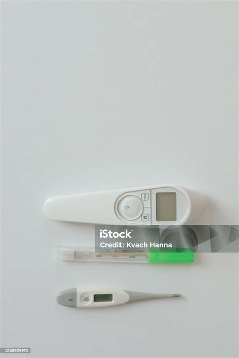 밝은 배경에서 인체 온도를 측정하기 위한 수은 온도계 적외선 및 전자 온도계 아기 온도계의 비교 온도계의 종류 공간 복사 0명에