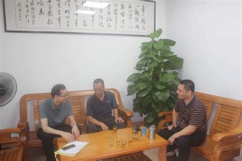 英德市教育局党组成员林昌建到石灰铺中心小学慰问困难教师