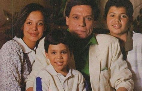 صورة نادرة لـ عادل إمام بصحبة أولاده الثلاثة شاهد