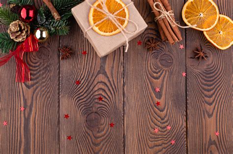 소나무 콘 공예 종이에 싸인 구슬과 선물 나무 배경에 말린 오렌지 평평한 누워 복사 공간으로 장식 된 크리스마스 축제 배경 12월에 대한 스톡 사진 및 기타 이미지 Istock