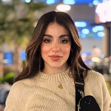 7 Hot Sexy Dalya Farhood Bikini Pics