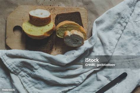 음식 개념입니다 손으로 자르는 빵 빵을 슬라이스 평면도 0명에 대한 스톡 사진 및 기타 이미지 0명 갈색 개체 그룹