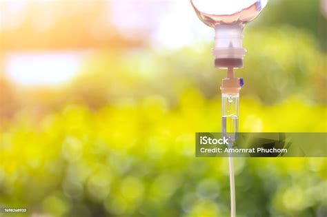 Iv 유체 정맥 주사 드롭 식염수 드립 병실 의료 개념 치료 응급 및 주사 약물 주입 치료 화학 요법 Conceptblue Light Backgroundselective