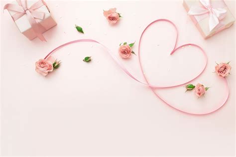 핑크 파스텔 프레임은 하트 리본 꽃 및 선물 상자로 장식되어 있습니다 어머니의 날 카드 빈 공간 배경 벽지 발렌타인 데이 배경 여성의 날 벽지 0명에 대한 스톡 사진 및