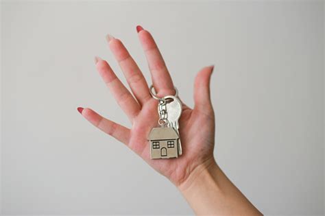 집 열쇠와 작은 집이있는 열쇠 고리를 들고있는 여자 손 주택 판매 개념 반지에 대한 스톡 사진 및 기타 이미지 반지 개념