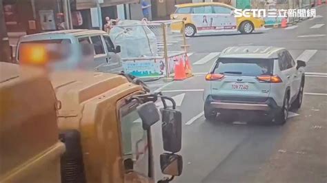 Fw [新聞] 又見行人地獄！小黃司機走錯路突倒車 知名經紀人過馬路 Car板 Disp Bbs