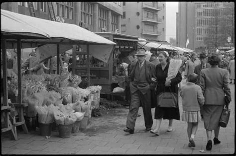 Rond Pinksteren Was Er Vaak Een Bloemenmarkt Op De Coolsingel De Markt