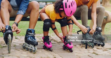 가족 어린이 또는 롤러블레이드를 타고 공원에서 소녀와 부모와 함께 재미나 레크리에이션을 즐길 수 있습니다 아이들 롤러블레이드를