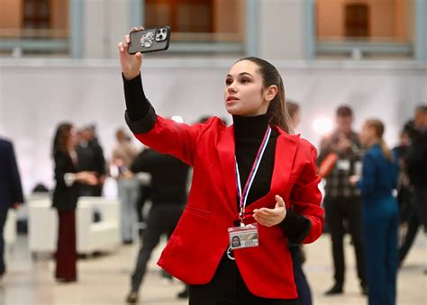 Журналисты собрались в Гостином дворе в ожидании прямой линии с Путиным