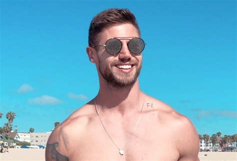 Jonas Sulzbach De Sunga Exibindo Volume Volume Na Cueca