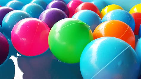 물 공원 다채로운 공 플라스틱 추상적 인 배경 패턴 아이 들을 위한 장난감 공에 공을 재생 하는 아이를 위한 다채로운 플라스틱 수영장 공 파티 노랑에 대한 스톡 사진 및