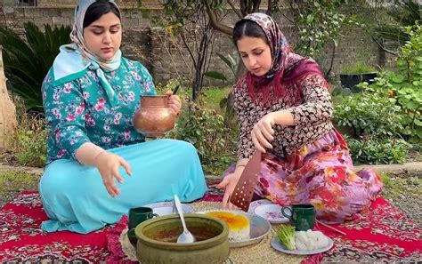 پخت یک غذای محلی با مرغ و گردو توسط دو دختر روستایی گیلانی فیلم