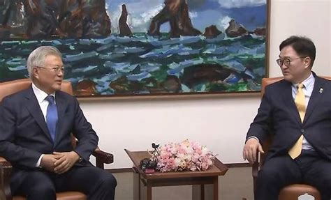 “검찰 방향 정해놓고 밀어붙였다” 文 기소 하루 만에 국회 전면 등판