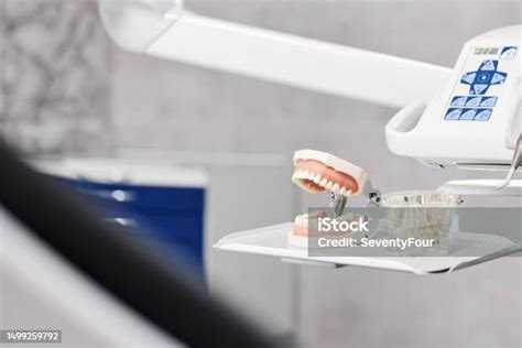 치과 진료소 환경에서 치과 의사 의자에 있는 도구로 치아 모델을 닫습니다 0명에 대한 스톡 사진 및 기타 이미지 0명 강철
