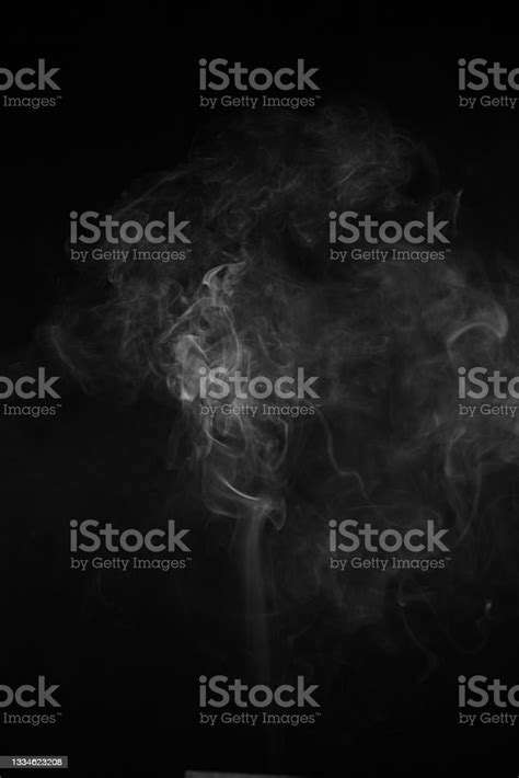 검은 배경에 연기의 움직임 연기 배경 검은 배경에 추상 연기 0명에 대한 스톡 사진 및 기타 이미지 0명 가방 개념