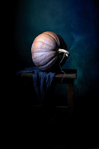 暗い背景に木のテーブルの上のカボチャの垂直接写静物画 カラー画像のストックフォトや画像を多数ご用意 カラー画像 クローズアップ