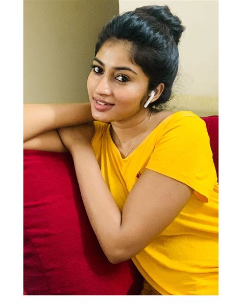 காந்த பார்வையால் சுண்டி இழுக்கும் இளம் சீரியல் நடிகை வைஷ்ணவி அருள்மொழி