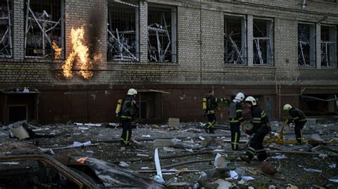 Rusia Renueva Los Ataques A La Capital De Ucrania Y Golpea Otras