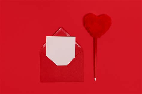 발렌타인 빨간색 배경에 봉투에 낭만적 인 편지에 대한 빈 템플릿입니다 푹신한 빨간 하트 모양의 펜 플랫 레이 위에서 볼 수