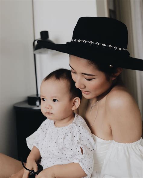 Mấy Ai Khoe Con Tinh Tế Như Hot Mom Julia Doan Chẳng Cần Váy áo Lồng