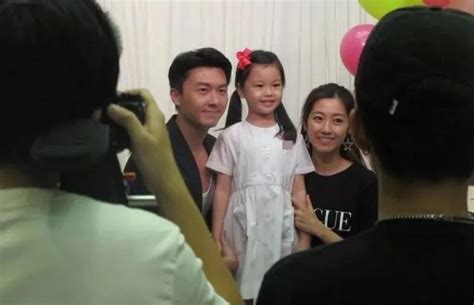 女兒幼稚園畢業禮視帝王浩信與太太溫馨同框 婚變傳聞不攻自破 每日頭條