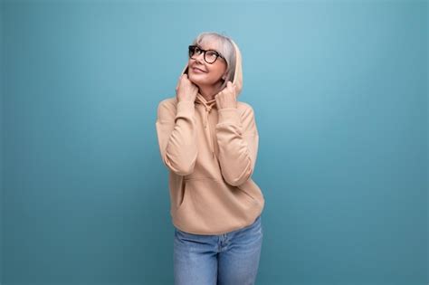 Portrait d une gentille grand mère aux cheveux gris dans un look